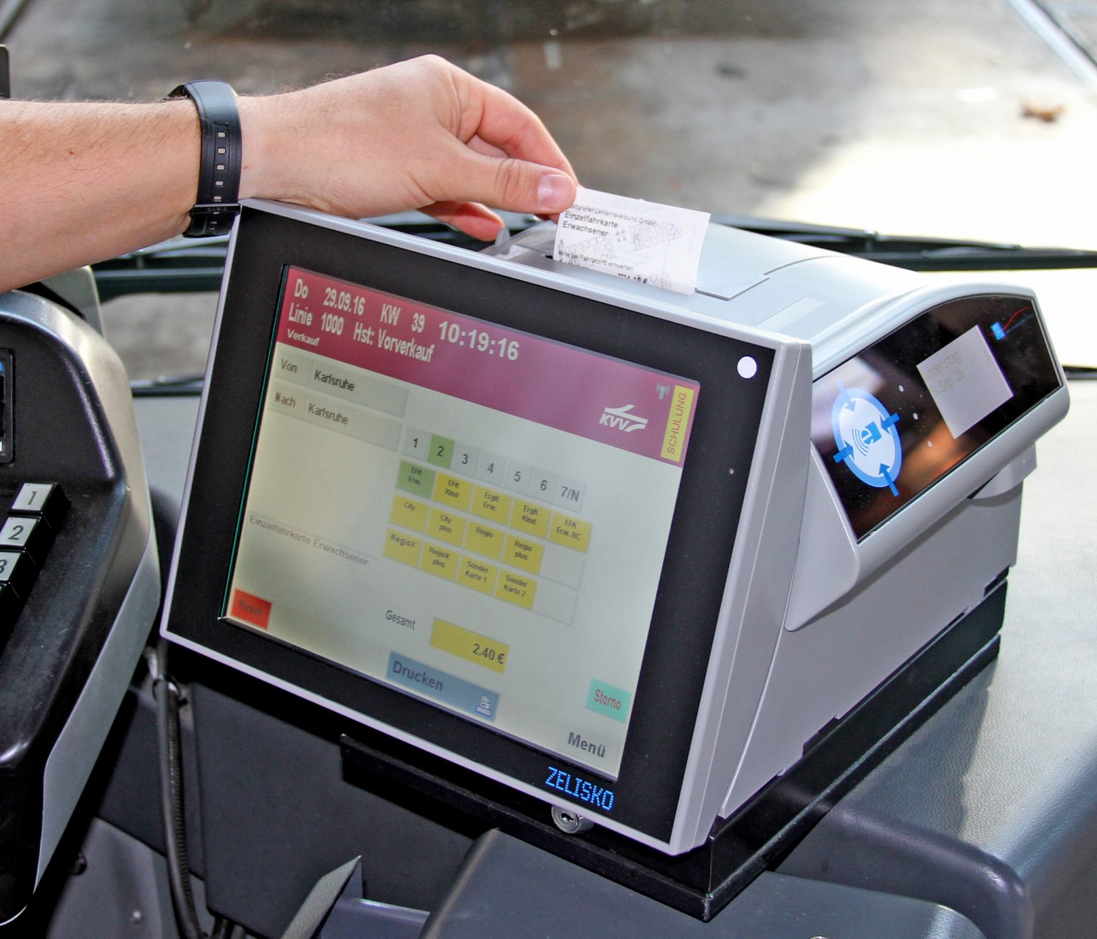 VBK rüsten Busse mit neuen Fahrscheindruckern aus - NahverkehrsPraxis